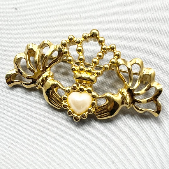 Avon | Jewelry | Vintage Avon Irish Hands Crown Heart Brooch Pin | Poshmark